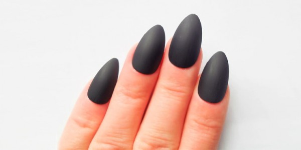 17 Diseños que sólo podrás lograr con esmalte color negro mate | Es la Moda