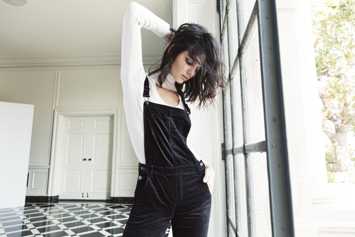 Outfits con un overol negro que tus días de universitaria necesitan ...