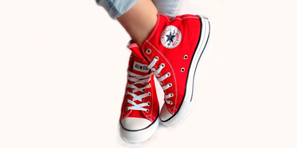 Outfits que le puedes presentar a tus tenis rojos | Es la Moda