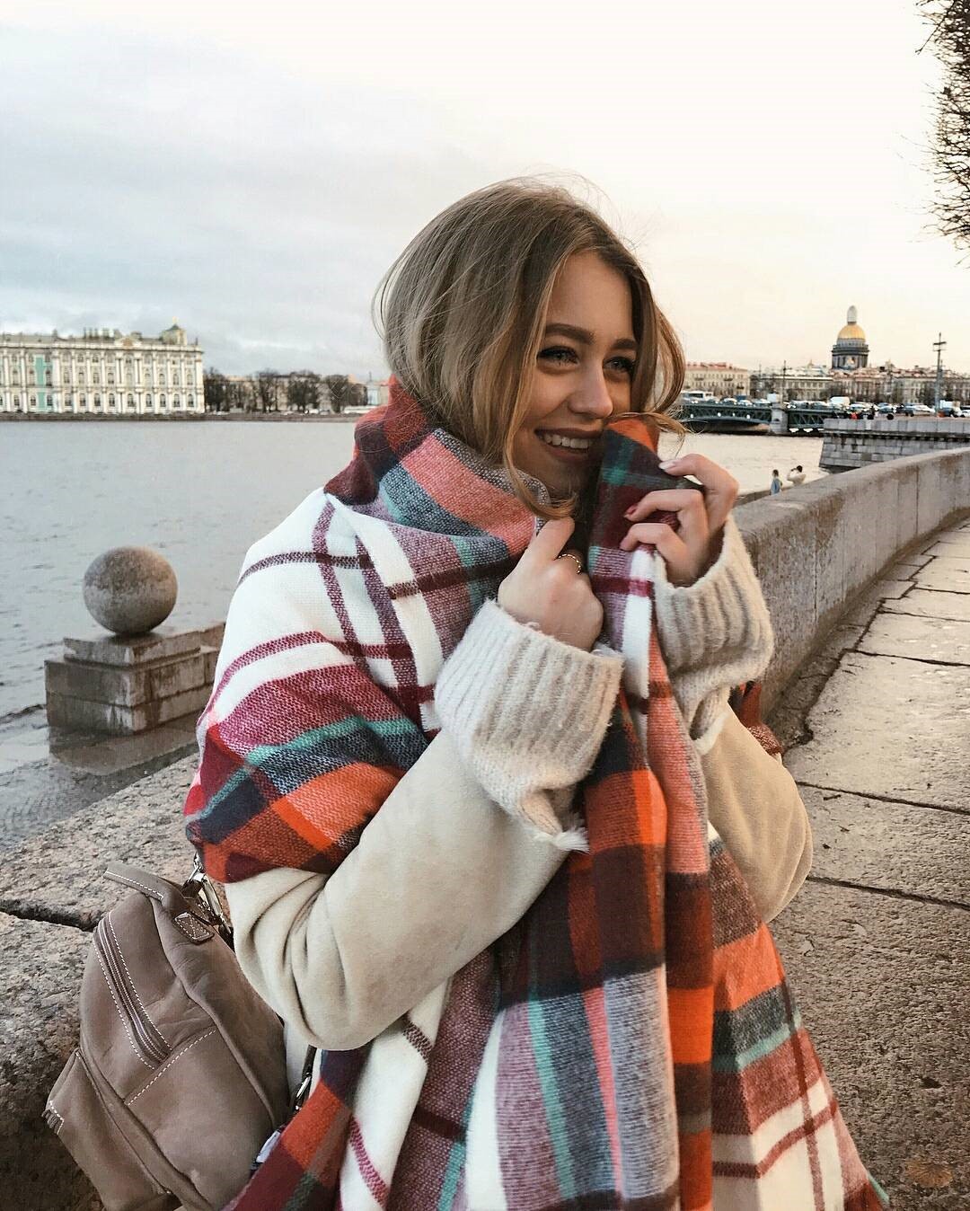 Outfits con bufanda para andar abrigada, guapa y elegantiosa | Es la Moda