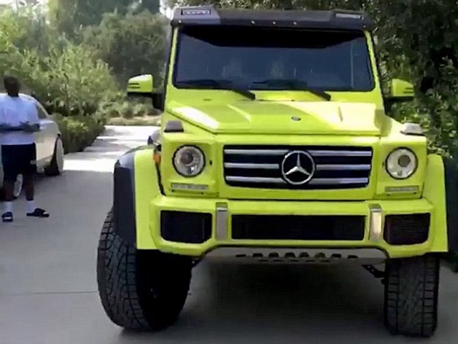 Kim Kardashian le regaló a Chicago una camioneta neón igual a la suya ...