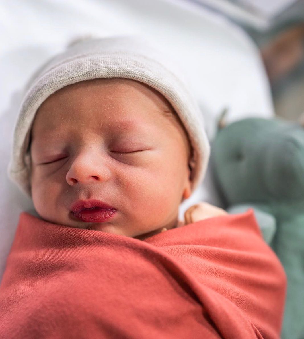 ¡Ya nació el hermoso hijo del Chicharito! | Es la Moda