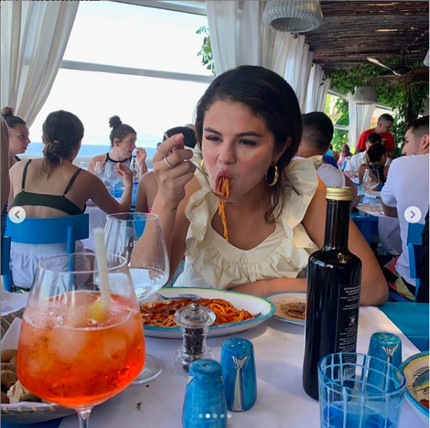 Selena Gómez muestra cómo lucen las chicas reales comiendo pasta | Es ...