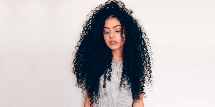 Outfits que realzarán la belleza de tus rizos | Es la Moda