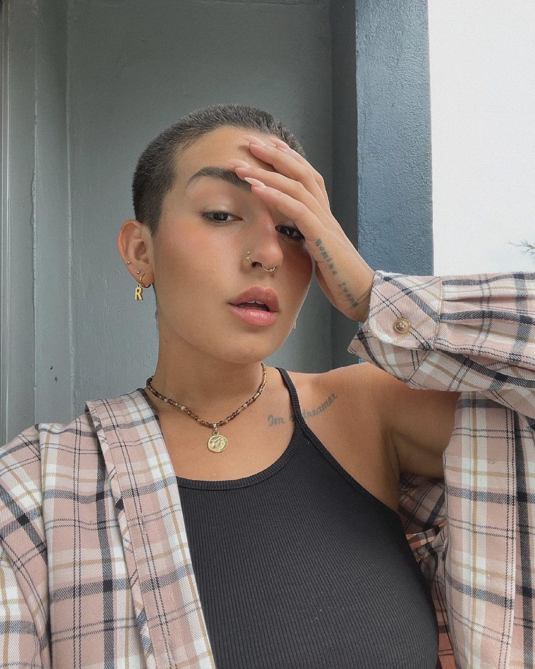 Romina Marcos se rapó por completo | Es la Moda