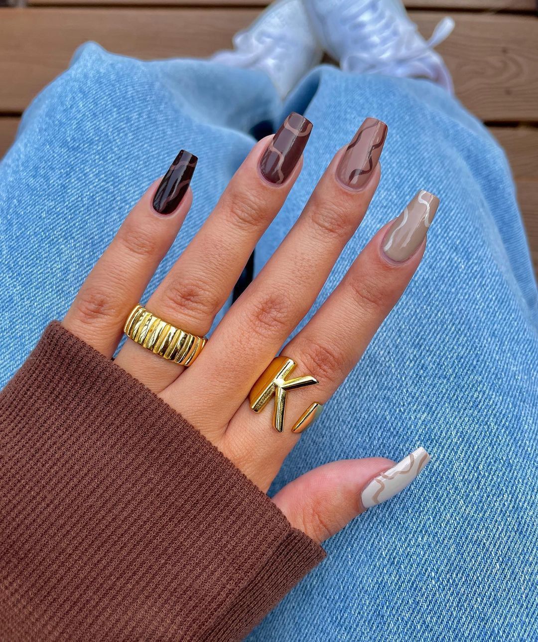 Diseños cafés que necesitas en tus uñas esta temporada | Es la Moda