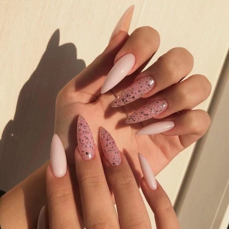 ¡Uñas con pecas! La moda que pasó de tu rostro a tus manos | Es la Moda