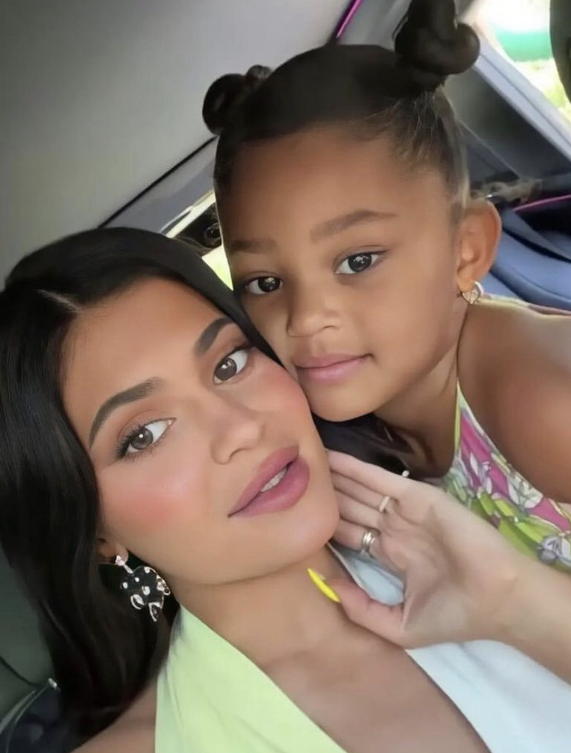 Stormi cada vez se parece más a Kylie Jenner | Es la Moda