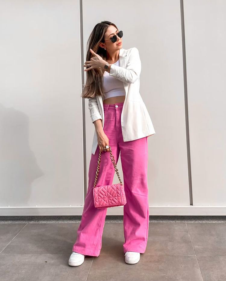 Outfits románticos que un pantalón rosa puede darte | Es la Moda