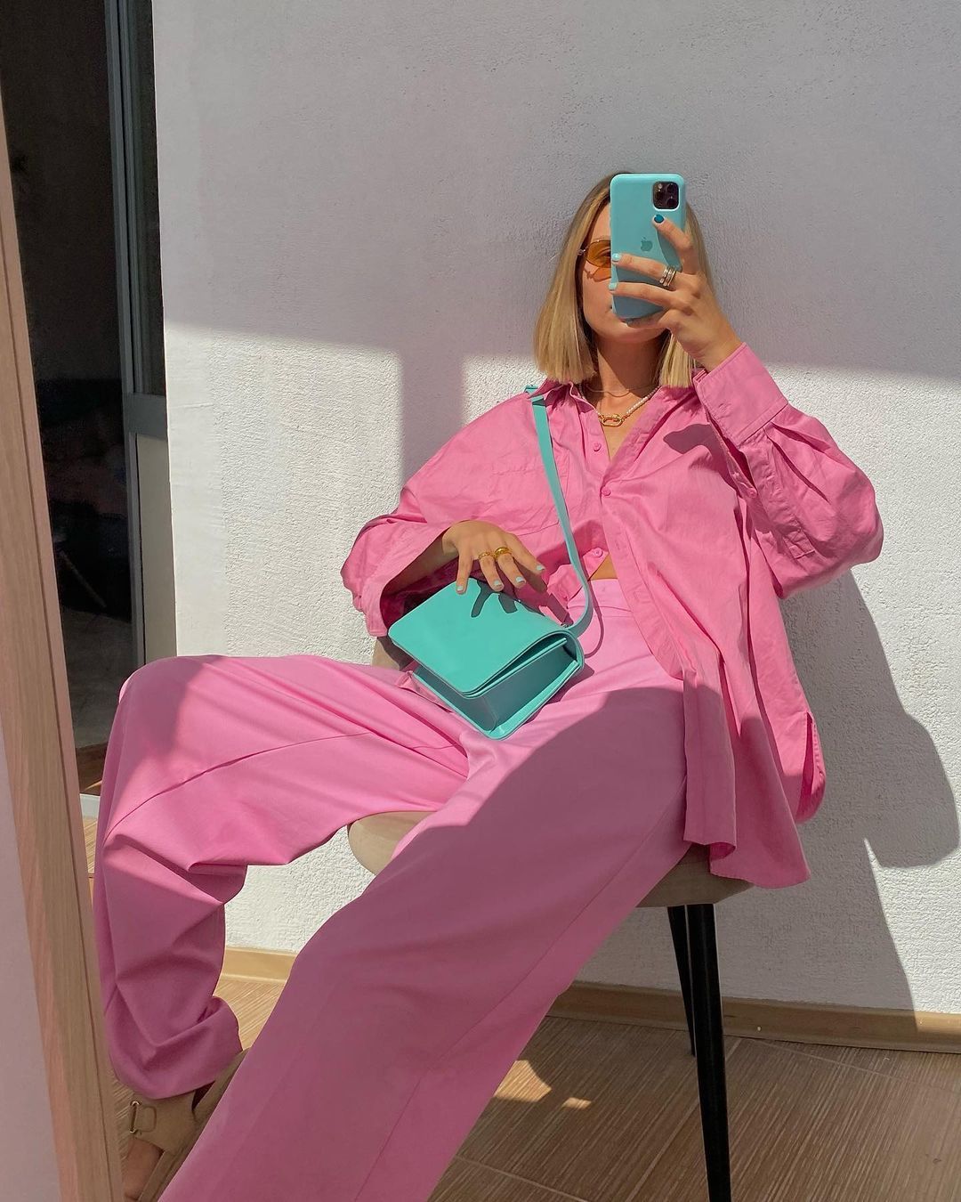 Outfits románticos que un pantalón rosa puede darte | Es la Moda