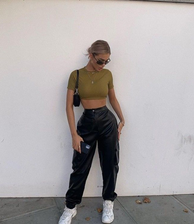 Outfits coquetos para llevar tenis al antro | Es la Moda