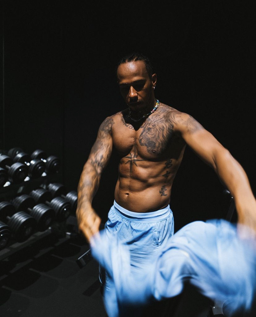 Shakira fue vista en un yate con Lewis Hamilton | Es la Moda