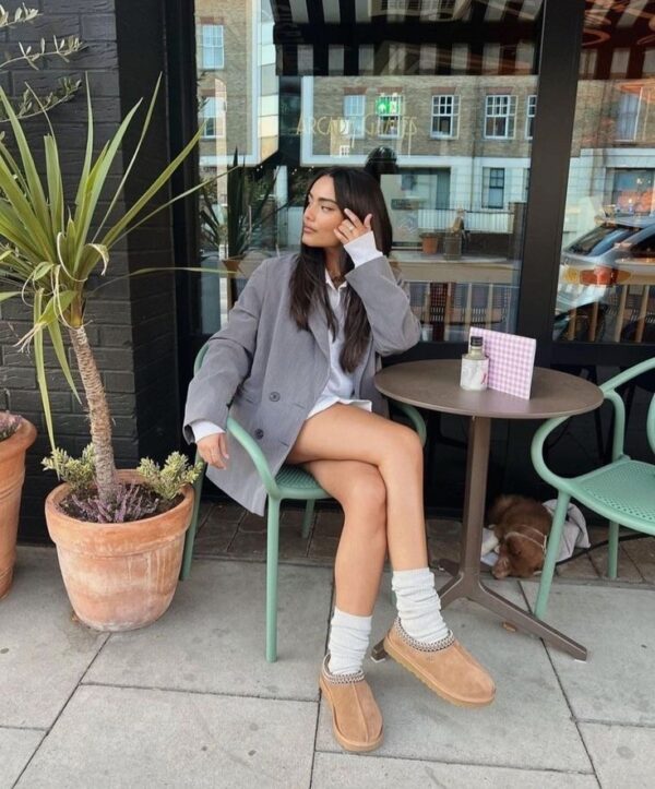 Outfits para llevarte botas UGG a la oficina | Es la Moda