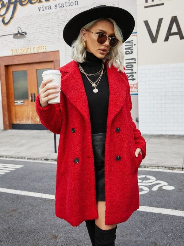 Outfits que sólo puede darte un abrigo rojo | Es la Moda