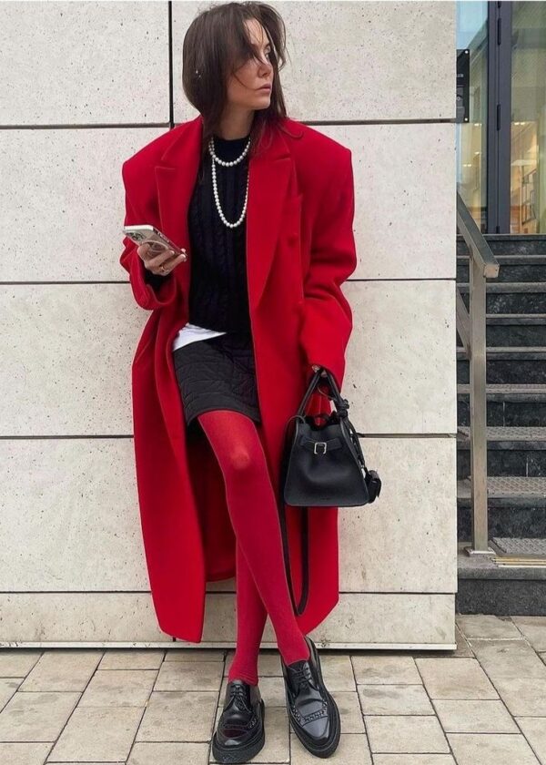 Outfits que sólo puede darte un abrigo rojo | Es la Moda
