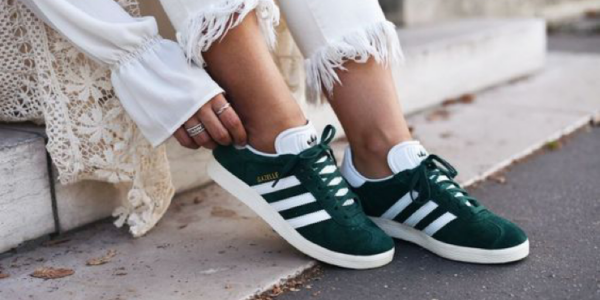 Outfits que te convencerán de usar unos tenis verdes | Es la Moda