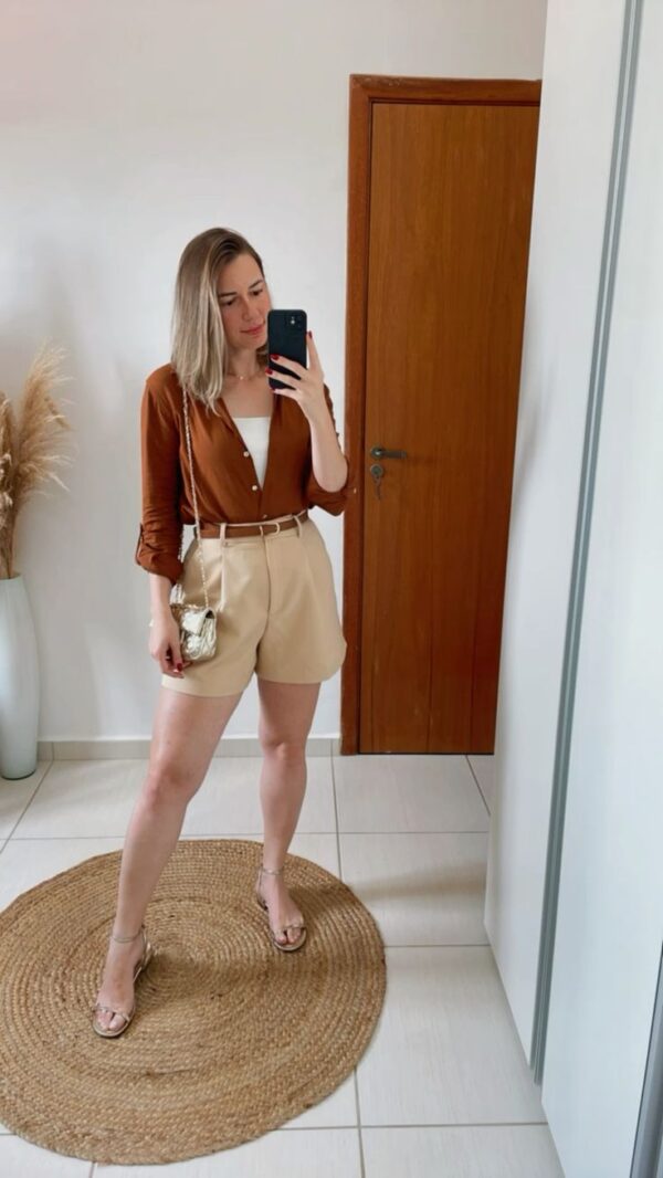 Outfits sofisticados que puedes armar con un short beige | Es la Moda
