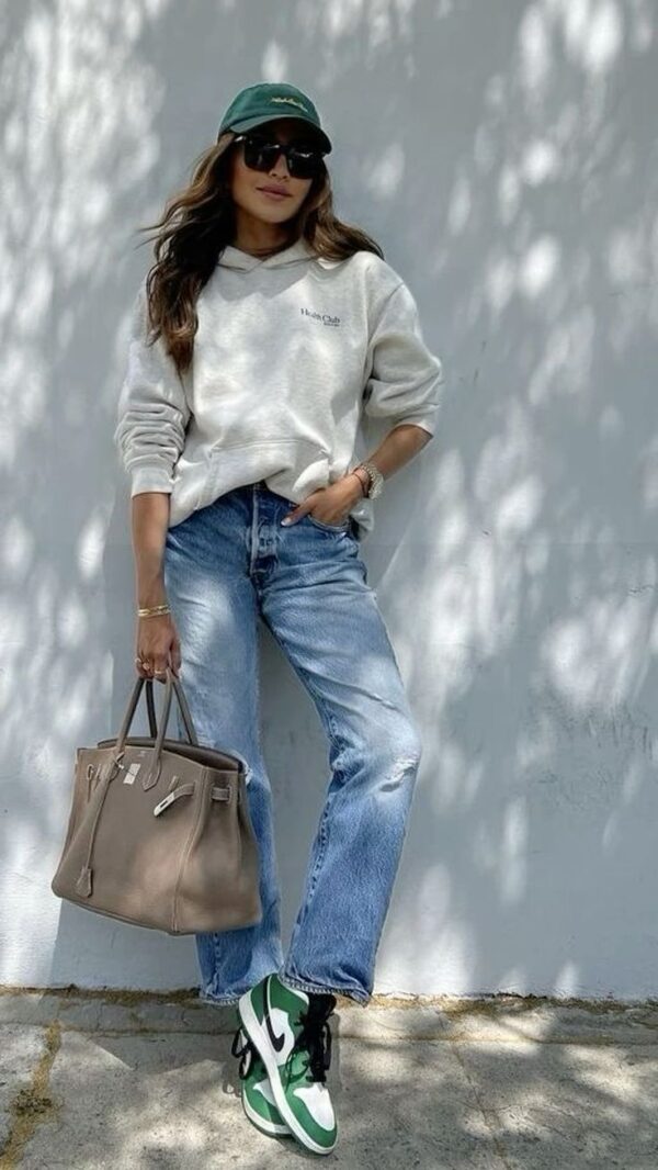 Outfits que te convencerán de usar unos tenis verdes | Es la Moda