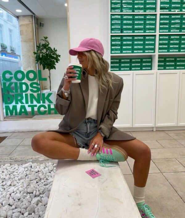 Outfits que te convencerán de usar unos tenis verdes | Es la Moda