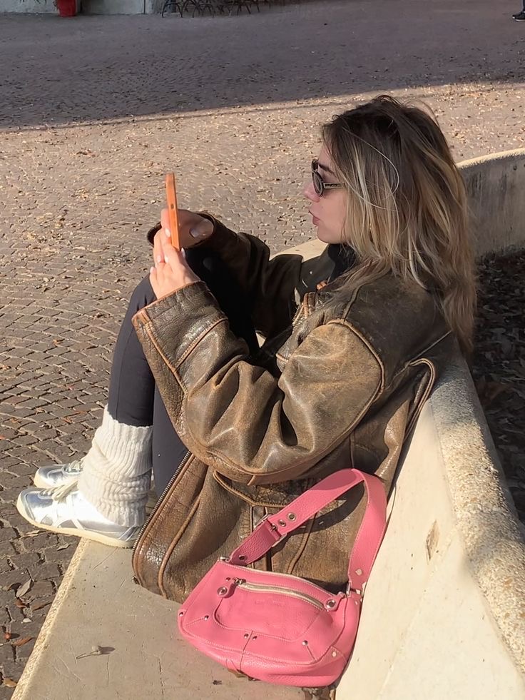 Outfits con los que puedes usar unos tenis plateados | Es la Moda