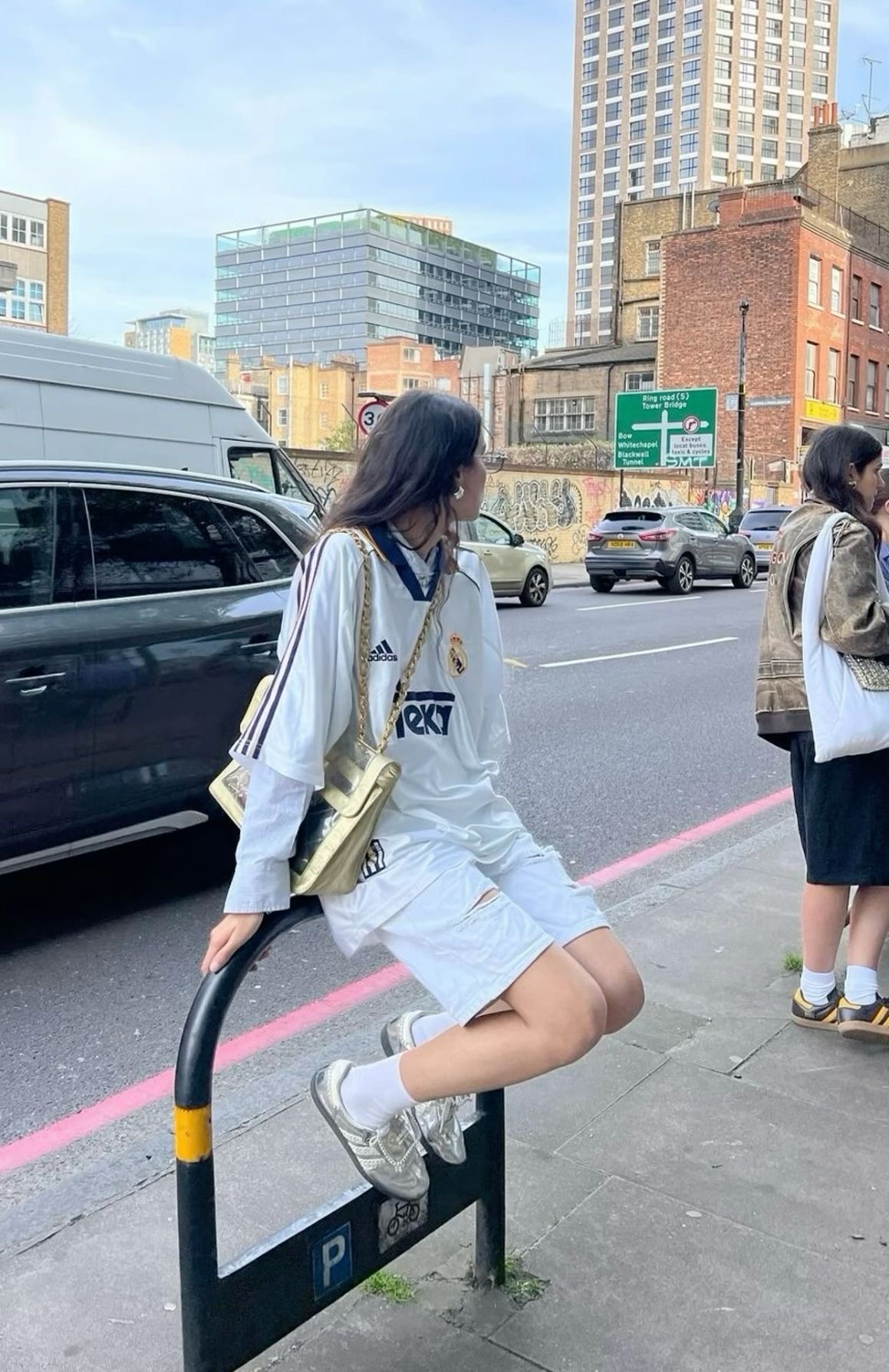 Outfits con los que puedes usar unos tenis plateados | Es la Moda