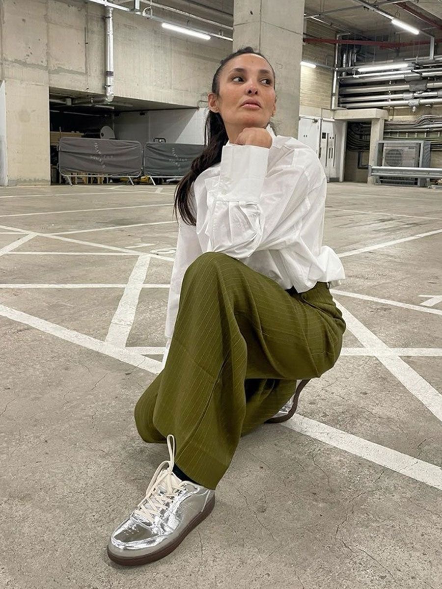 Outfits con los que puedes usar unos tenis plateados | Es la Moda