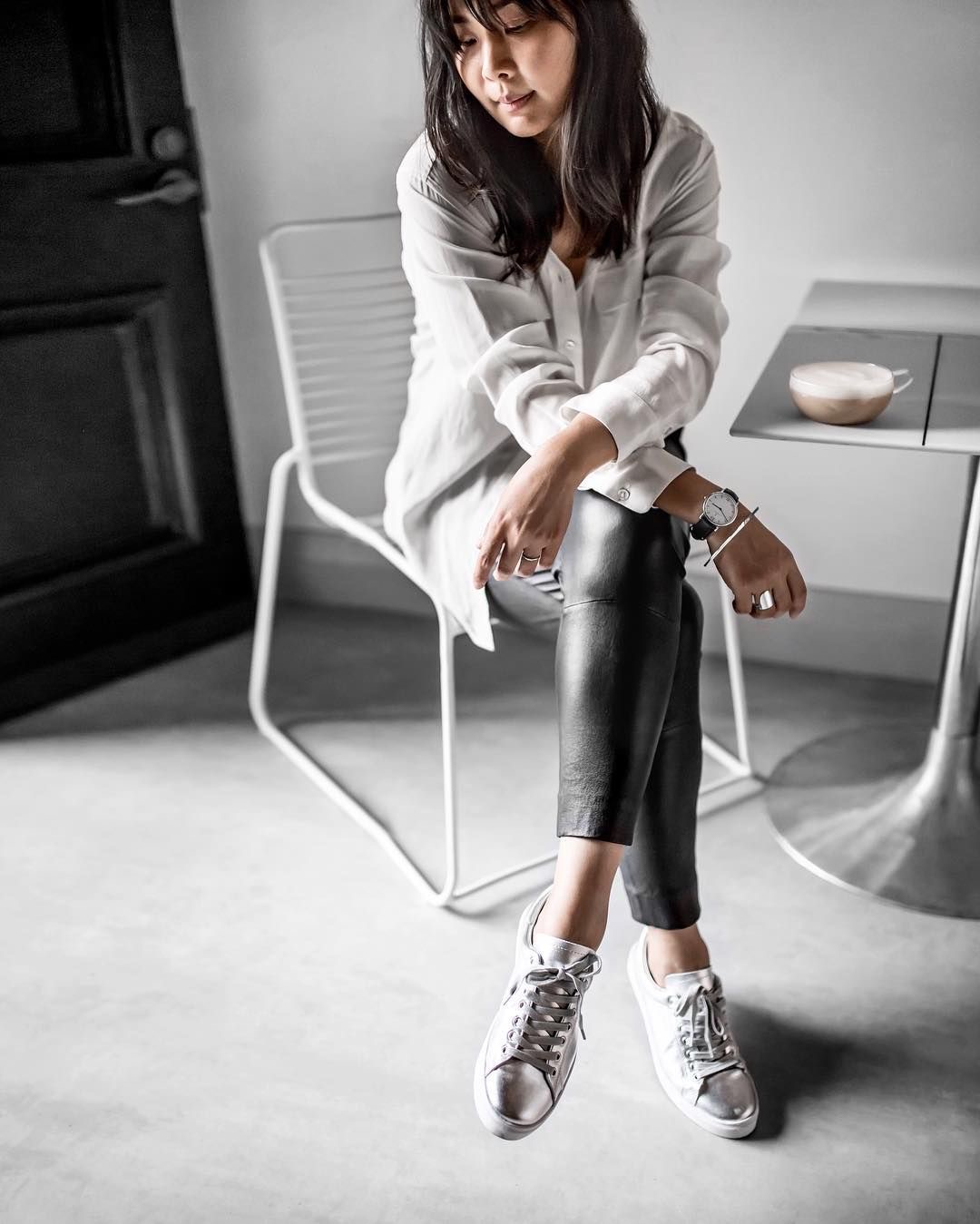 Outfits con los que puedes usar unos tenis plateados | Es la Moda