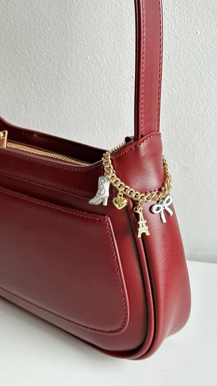 Charms para tu bolso que se ven mejor que un Labubu | Es la Moda