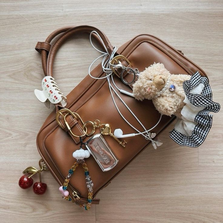 Charms para tu bolso que se ven mejor que un Labubu | Es la Moda