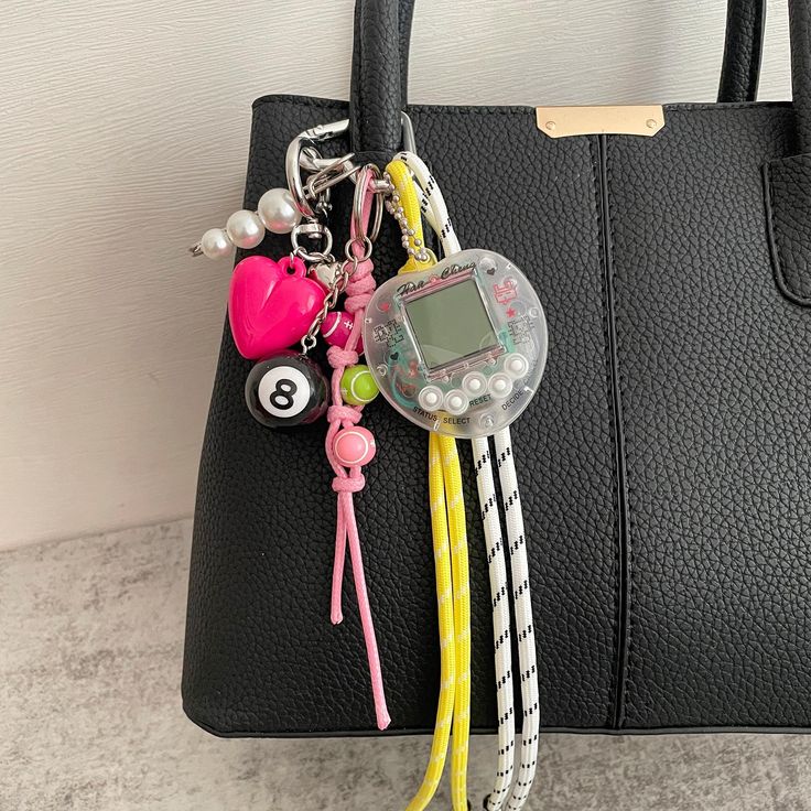 Charms para tu bolso que se ven mejor que un Labubu | Es la Moda
