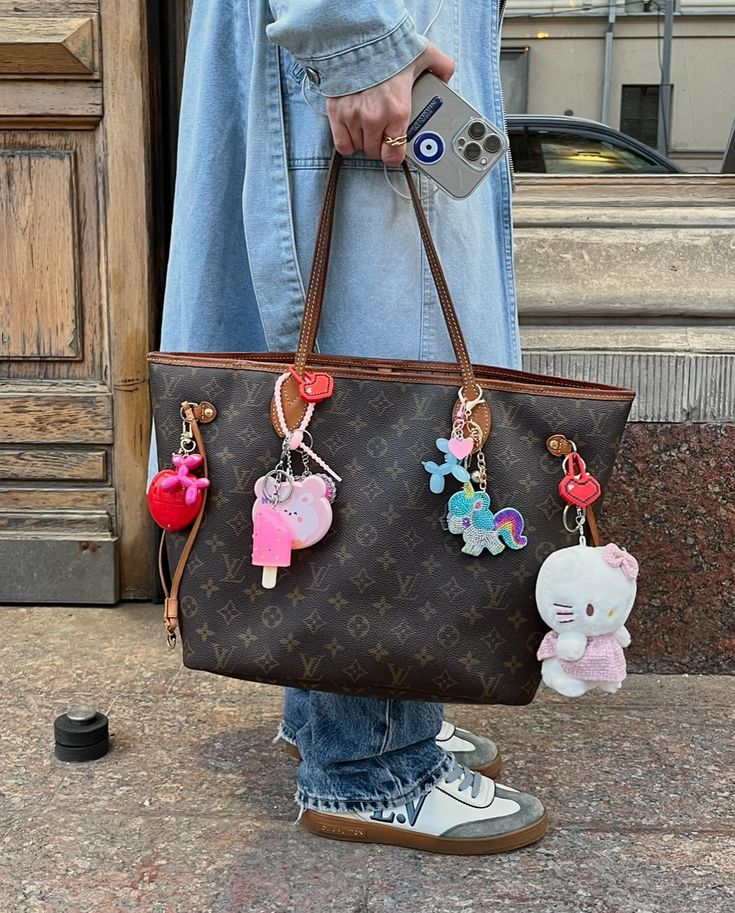 Charms para tu bolso que se ven mejor que un Labubu | Es la Moda
