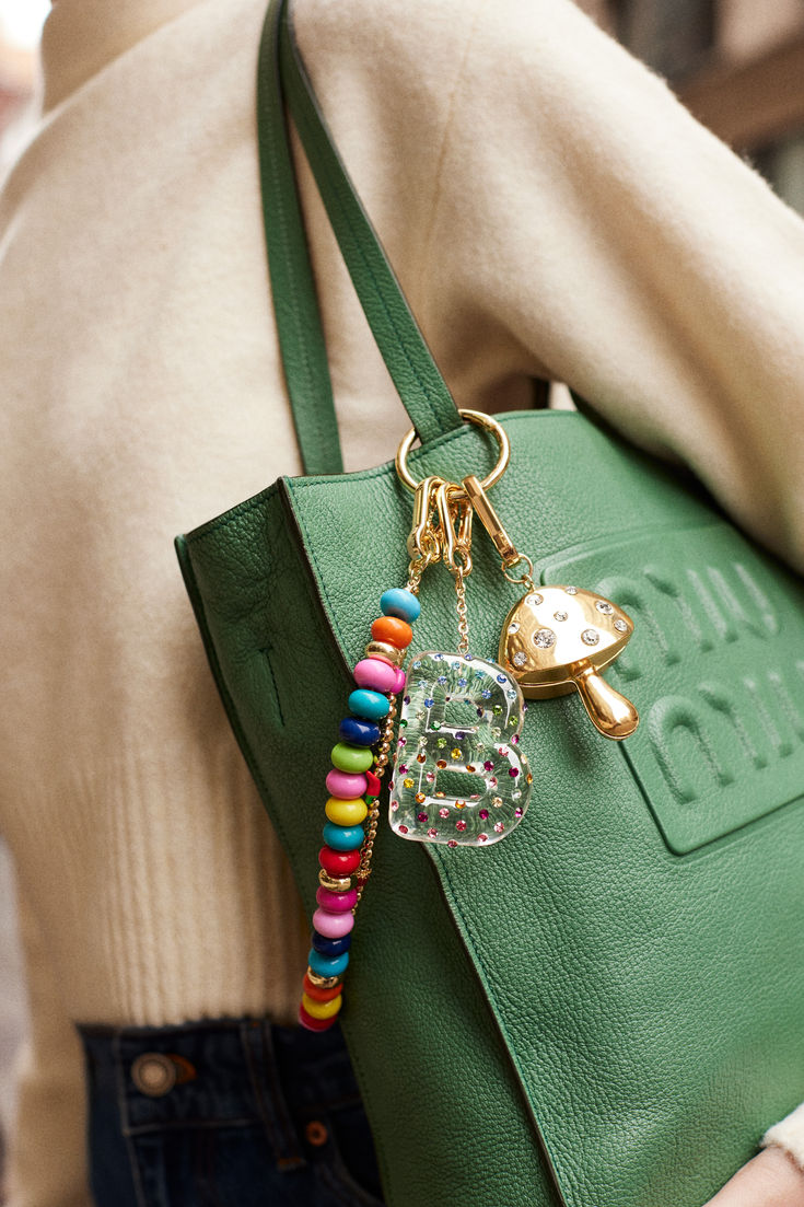 Charms para tu bolso que se ven mejor que un Labubu | Es la Moda
