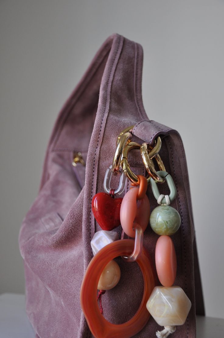 Charms para tu bolso que se ven mejor que un Labubu | Es la Moda