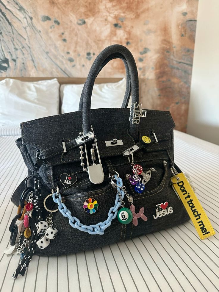 Charms para tu bolso que se ven mejor que un Labubu | Es la Moda