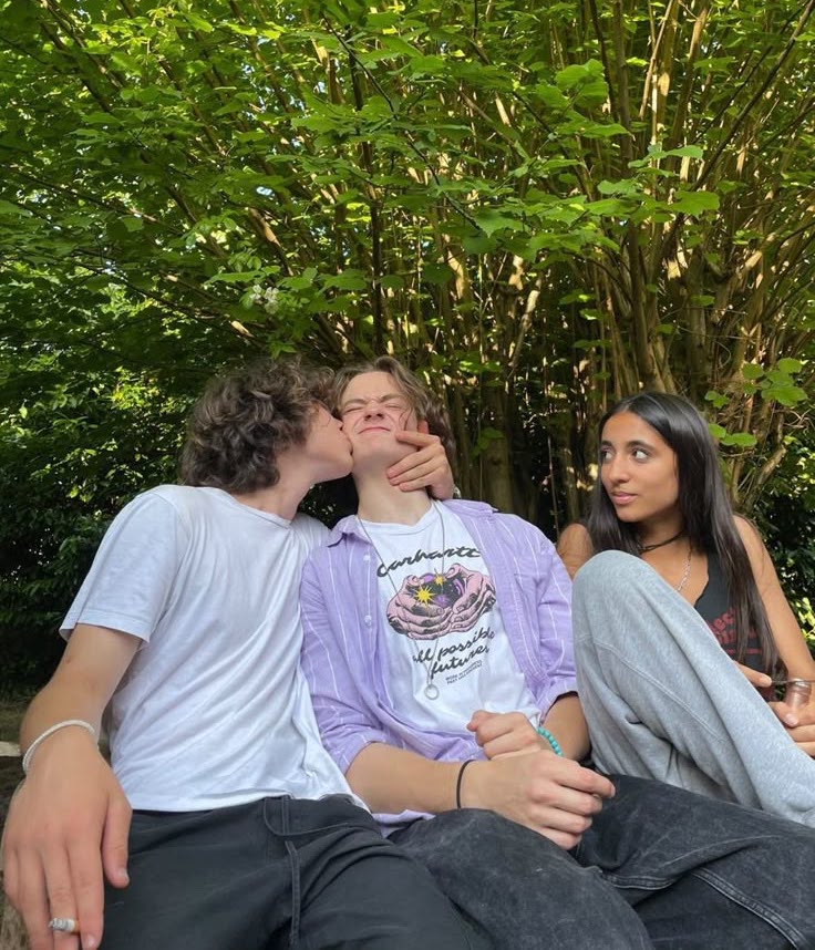 Cosas que solo entiendes si te ha tocado ser el mal tercio | Es la Moda