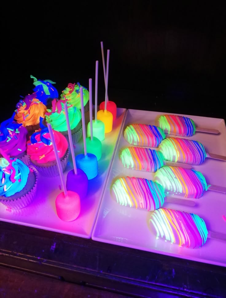 Checklist esencial para tu fiesta NEON, GLOW PARTY | Es la Moda